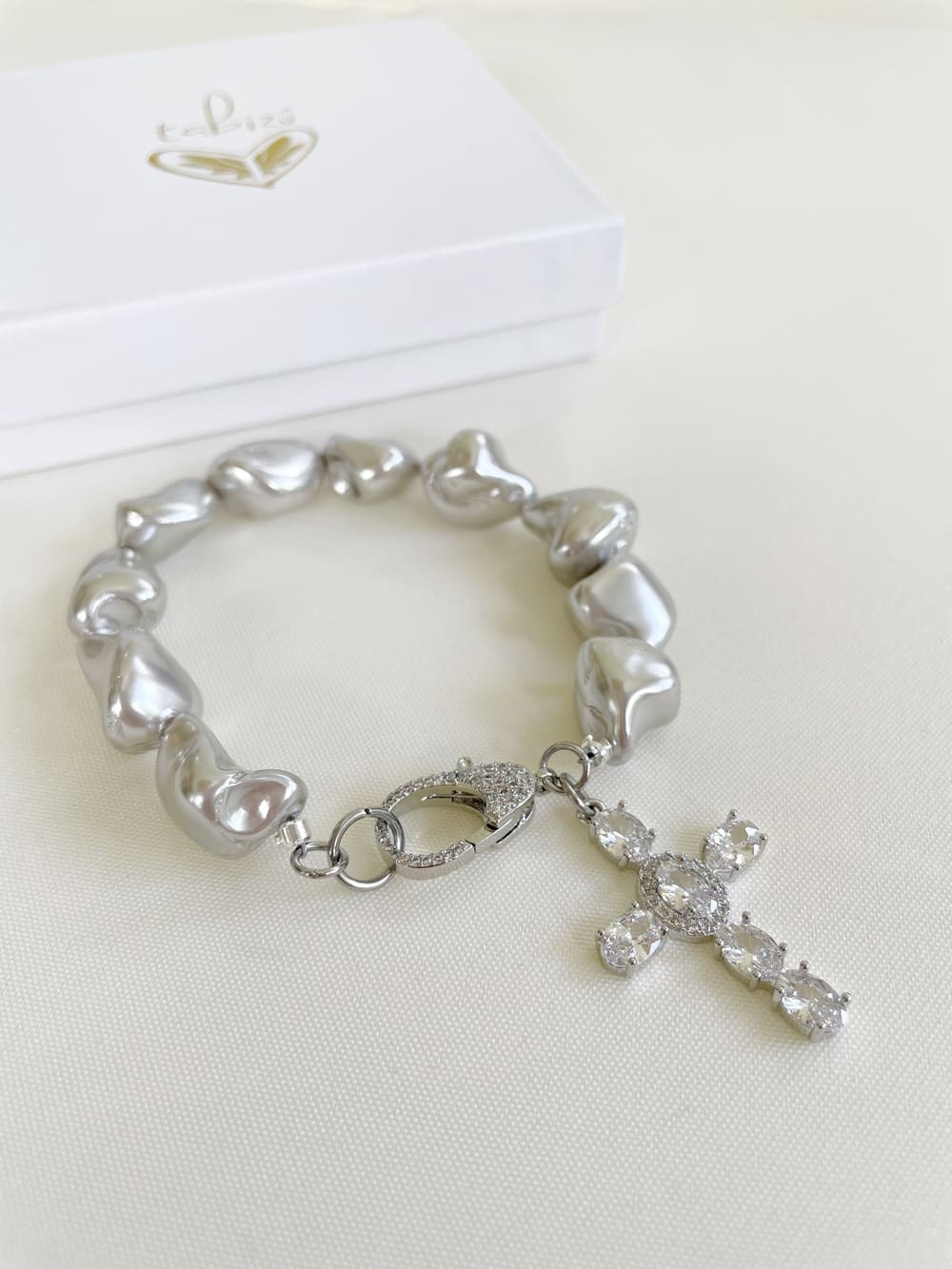 Pulsera madre perla cruz plateada - Tabizú